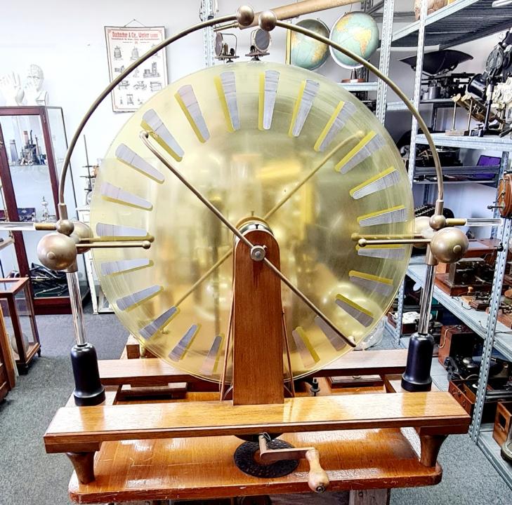 Large Wimshurst Machine | CURIOUS SCIENCE
