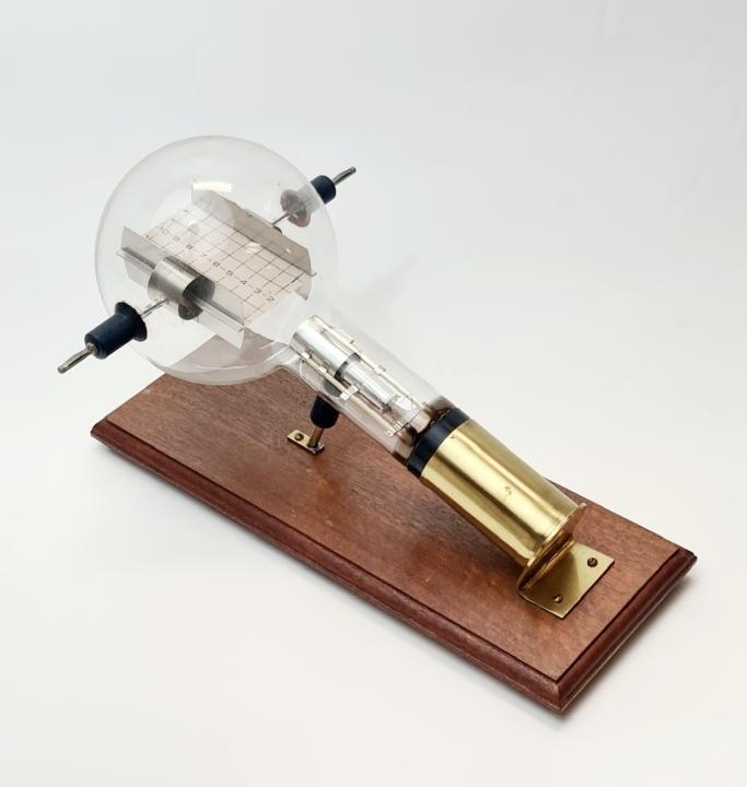 Cathode Ray Tube CRT On Stand | CURIOUS SCIENCE