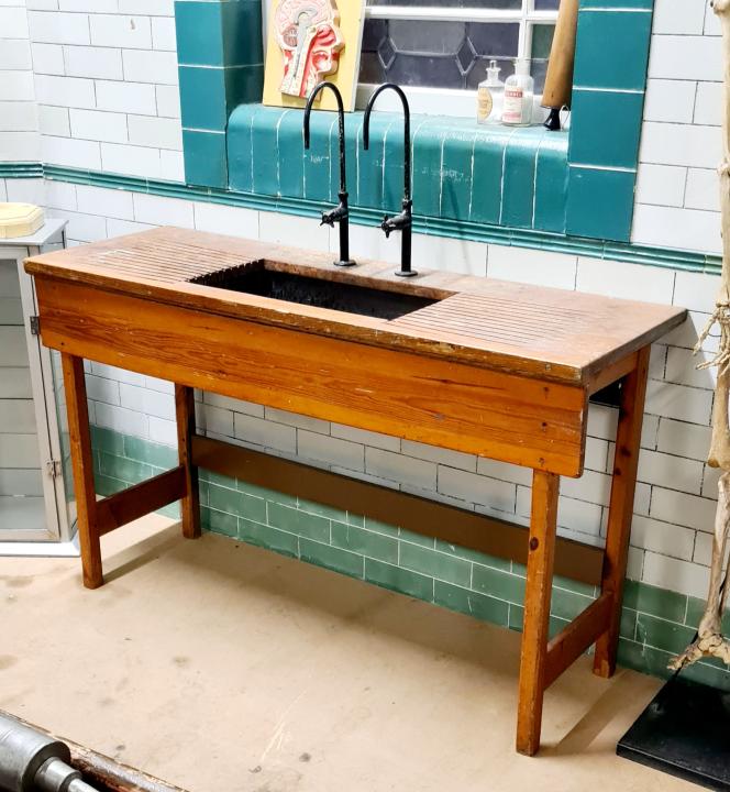 Laboratory Bench With Sink | CURIOUS SCIENCE