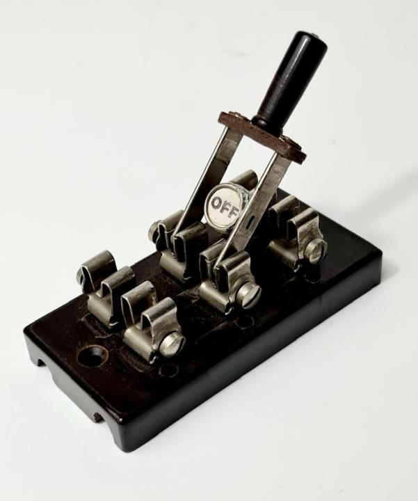 Small Blade Switch | CURIOUS SCIENCE