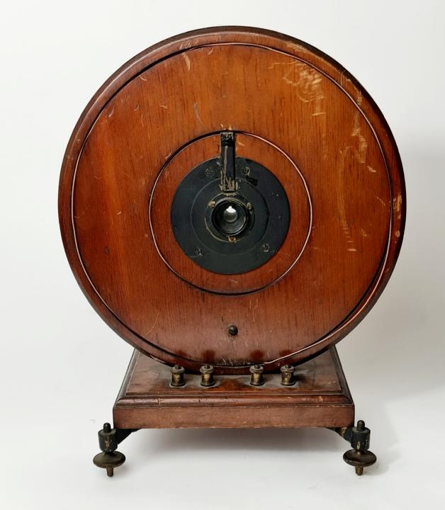 Wooden Disc / Lens Apparatus | CURIOUS SCIENCE