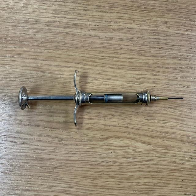 Retractable Syringe | CURIOUS SCIENCE