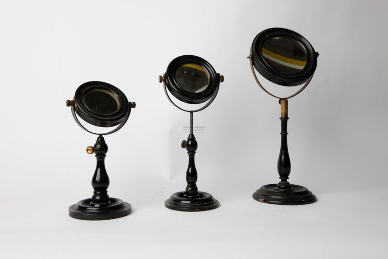 Demonstration mirrors on wooden stands | CURIOUS SCIENCE