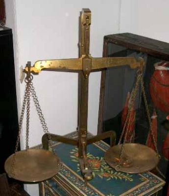 Brass weighing scales | CURIOUS SCIENCE