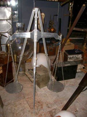 Scales on tripod stand in polished alloy. | CURIOUS SCIENCE